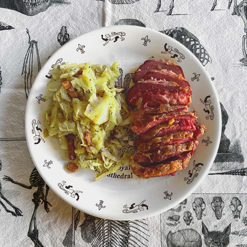 Corned Beef and Braised Cabbage with Slab Bacon | Jouer avec le feu.